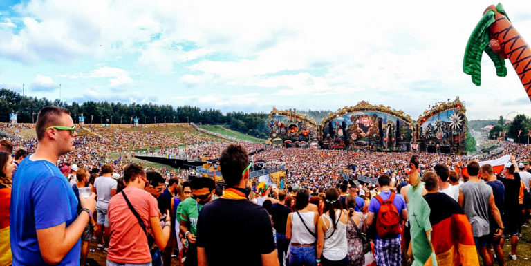 The Ultimate Tomorrowland Guide - Helene in Between